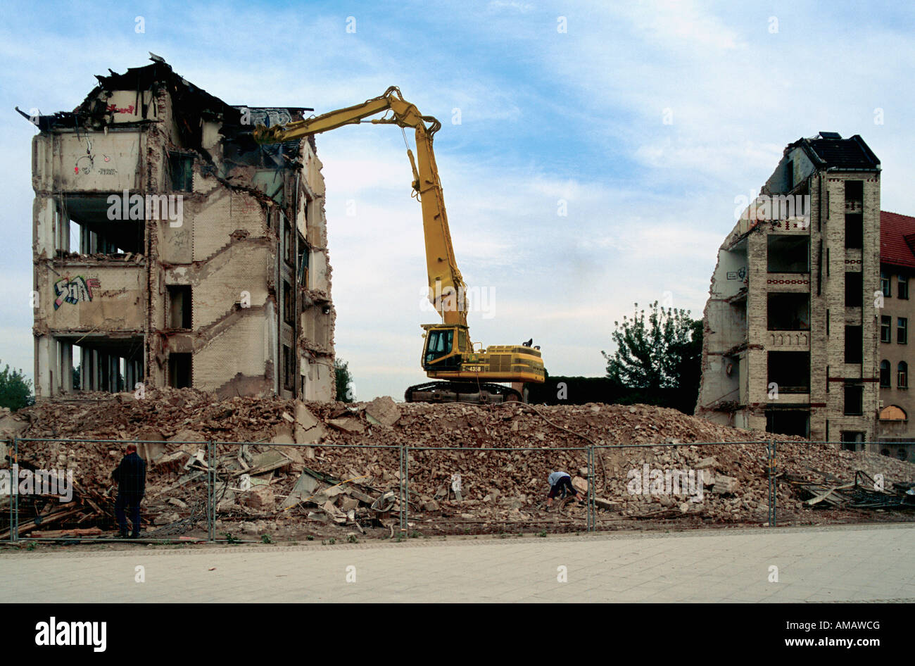 Mechanical digger demolishing a building Stock Photo - Alamy