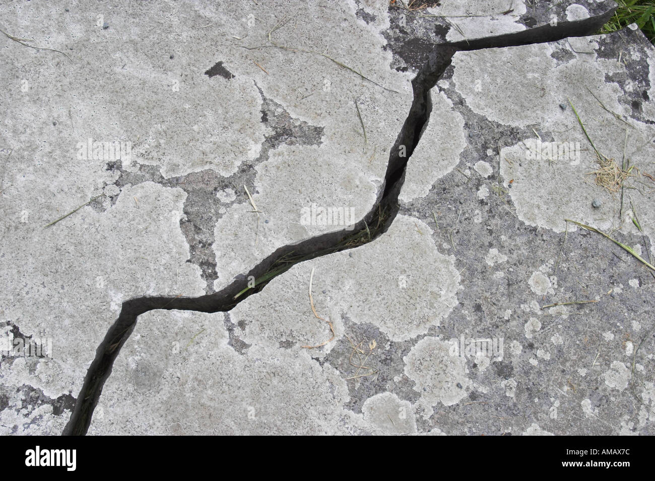 Ire damaged building hi-res stock photography and images - Alamy