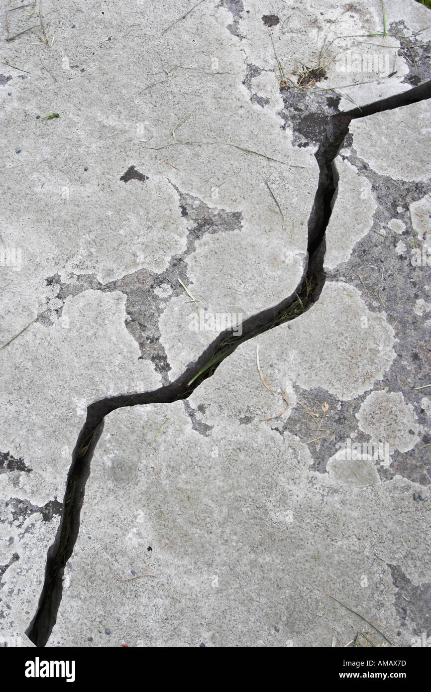 Ire damaged building hi-res stock photography and images - Alamy