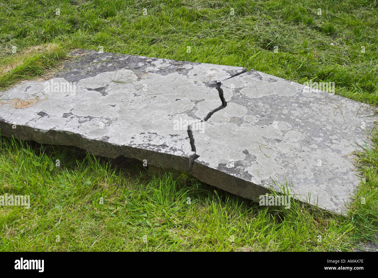 Ire damaged building hi-res stock photography and images - Alamy