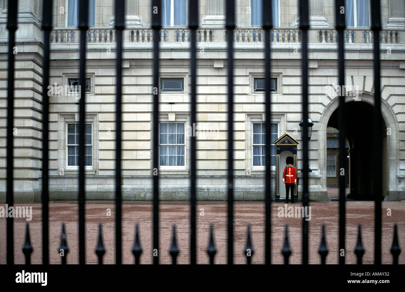 London Royal Guard at Buckingham Palace Stock Photo - Alamy