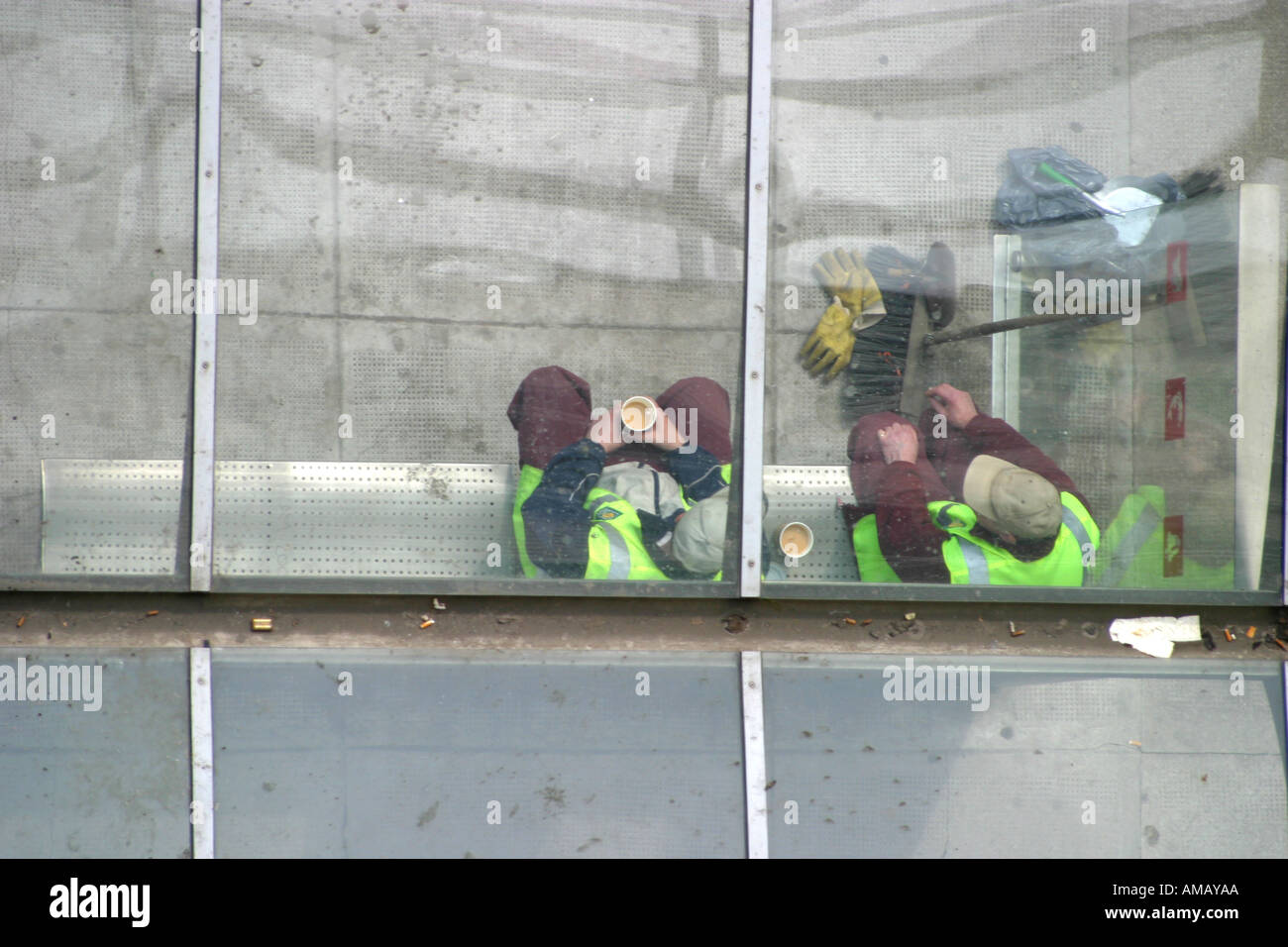 Overhead view of construction workers taking tea break in city centre ...