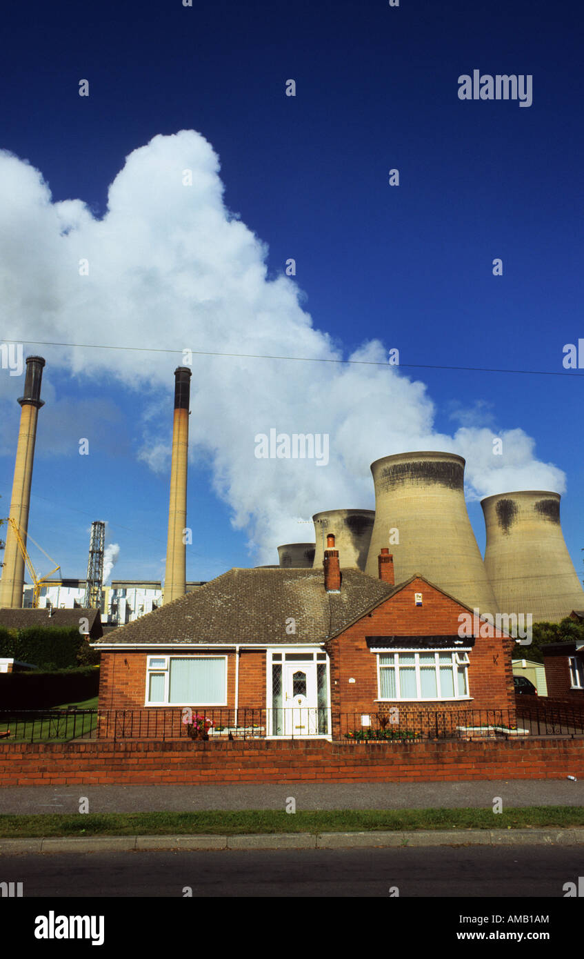 houses by ferrybridge power station yorkshire uk Stock Photo - Alamy