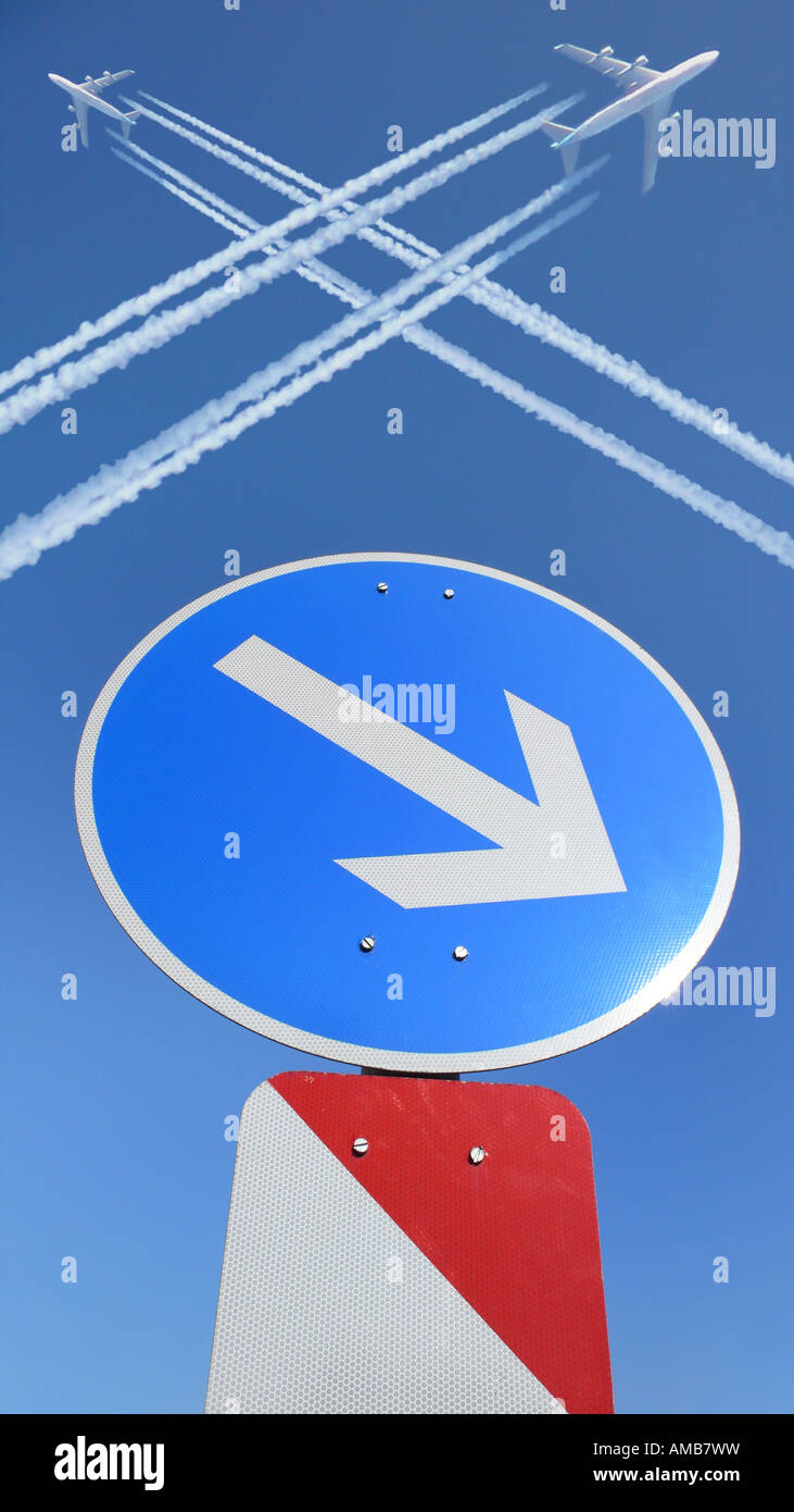 Contrails of passing airplanes hi-res stock photography and images - Alamy