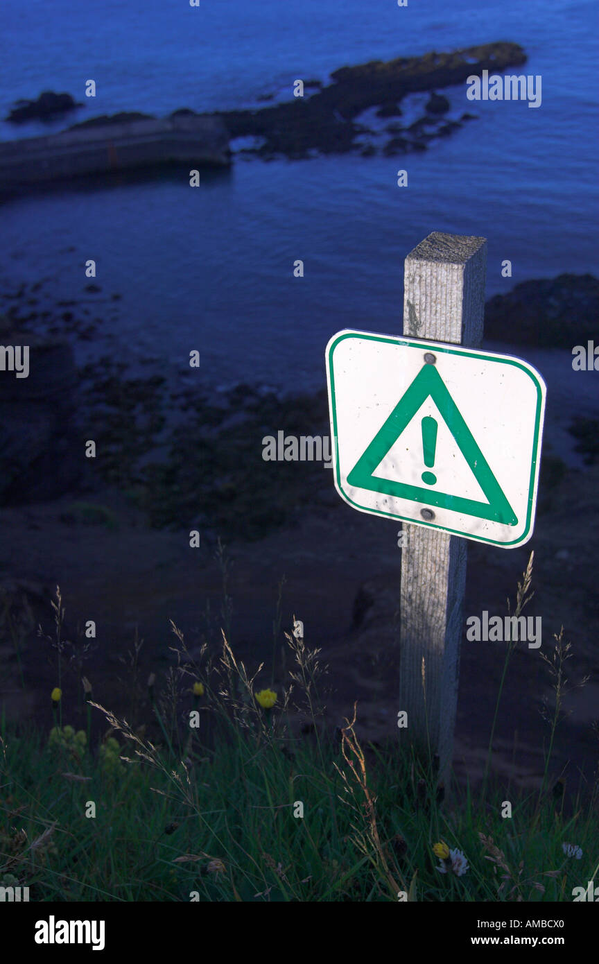 Warning sign for steep cliffside Stock Photo - Alamy