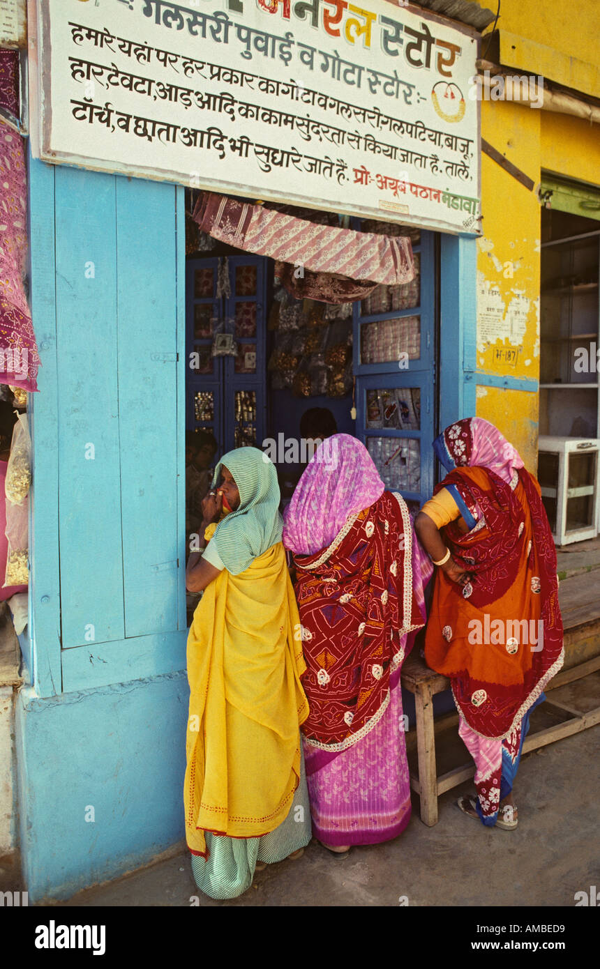 Saree shop front hi-res stock photography and images - Alamy