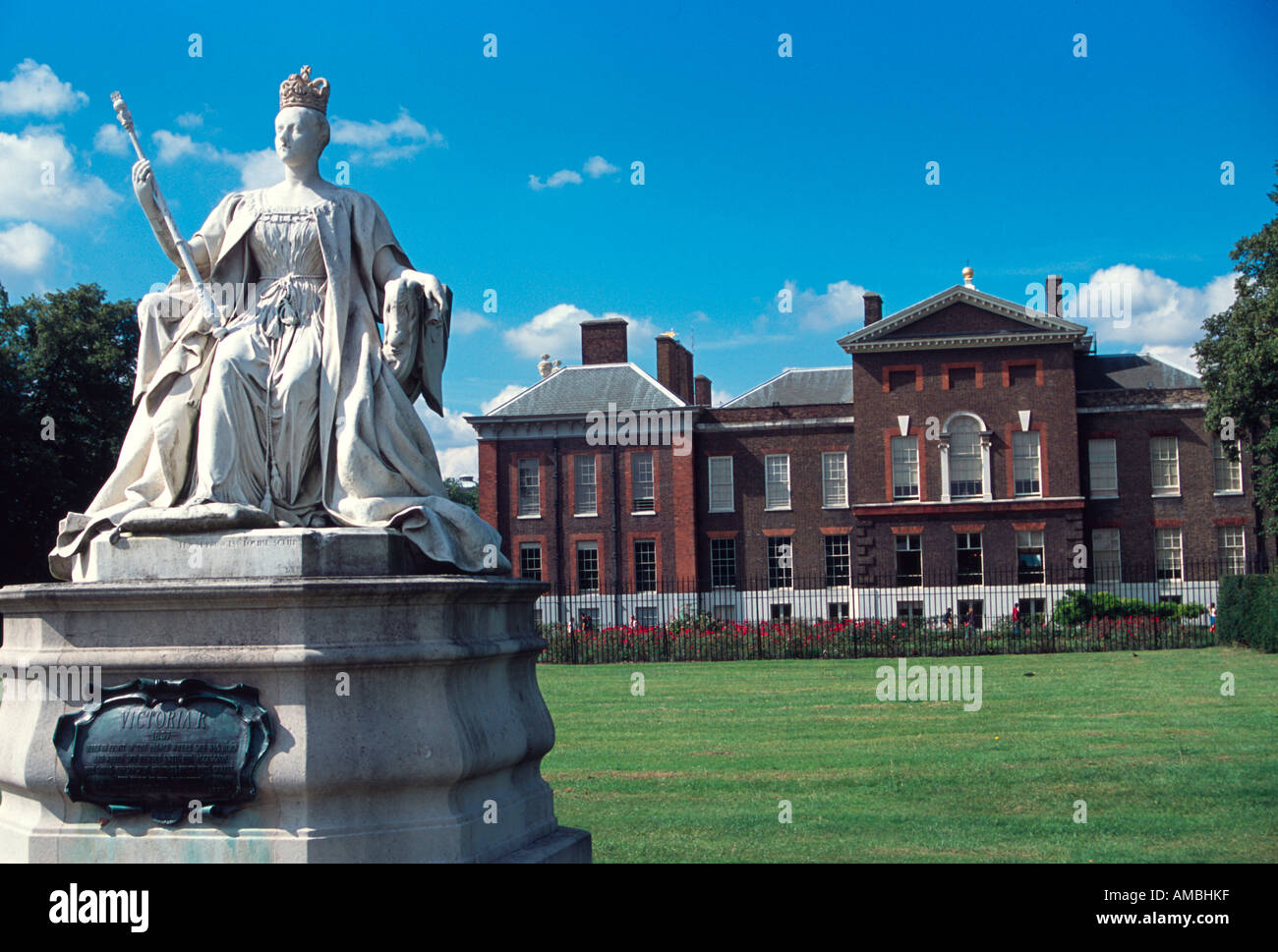 queen mary statue in front of kensington palace london england uk gb ...