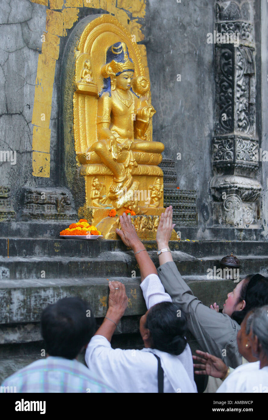 India, Bodhgaya: buddhist pilgrims at the Mahabodhi temple in Bodhgaya ...