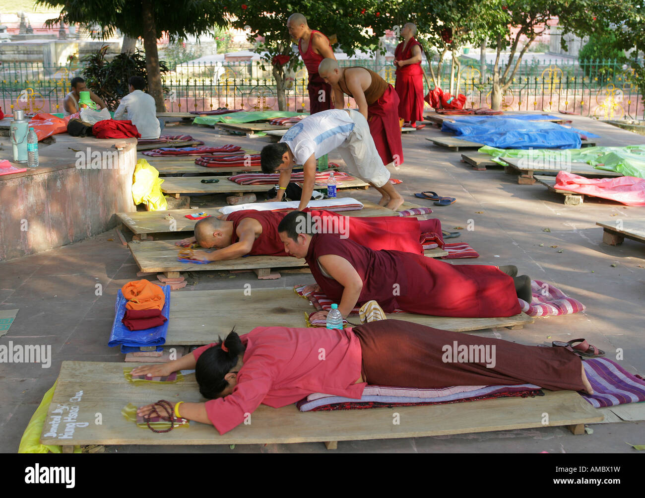 Pilgrims monks mahabodhi temple hi-res stock photography and images - Alamy