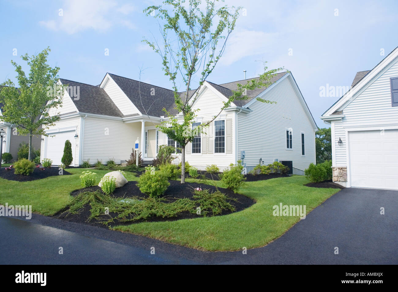 Lawn in front of a house Stock Photo - Alamy