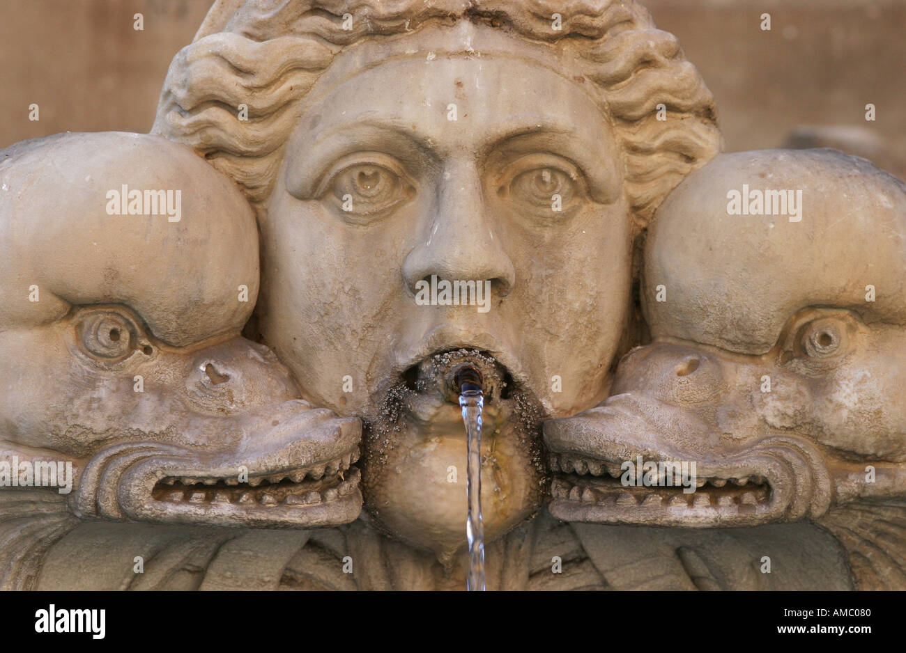 Roman Water Fountain Sculptue Head Stock Photo - Alamy