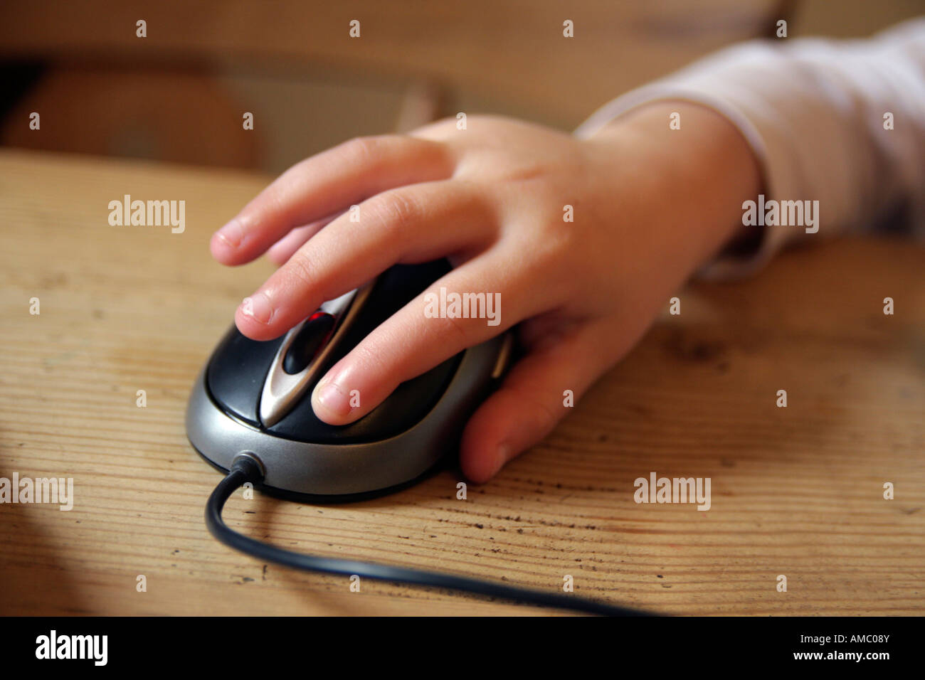 4 year old girl's hand using a computer mouse Stock Photo - Alamy