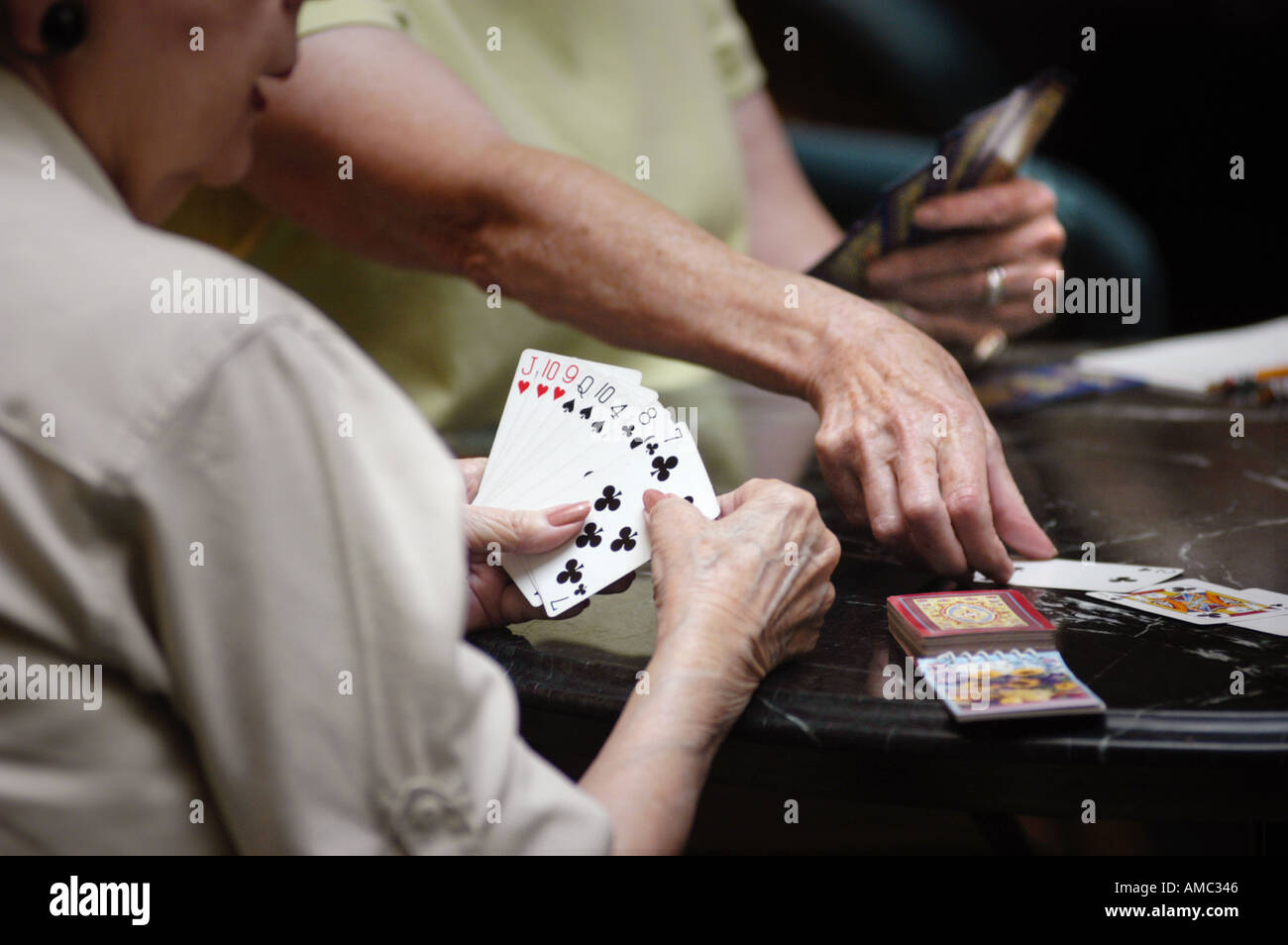 Women playing bridge hi-res stock photography and images - Alamy