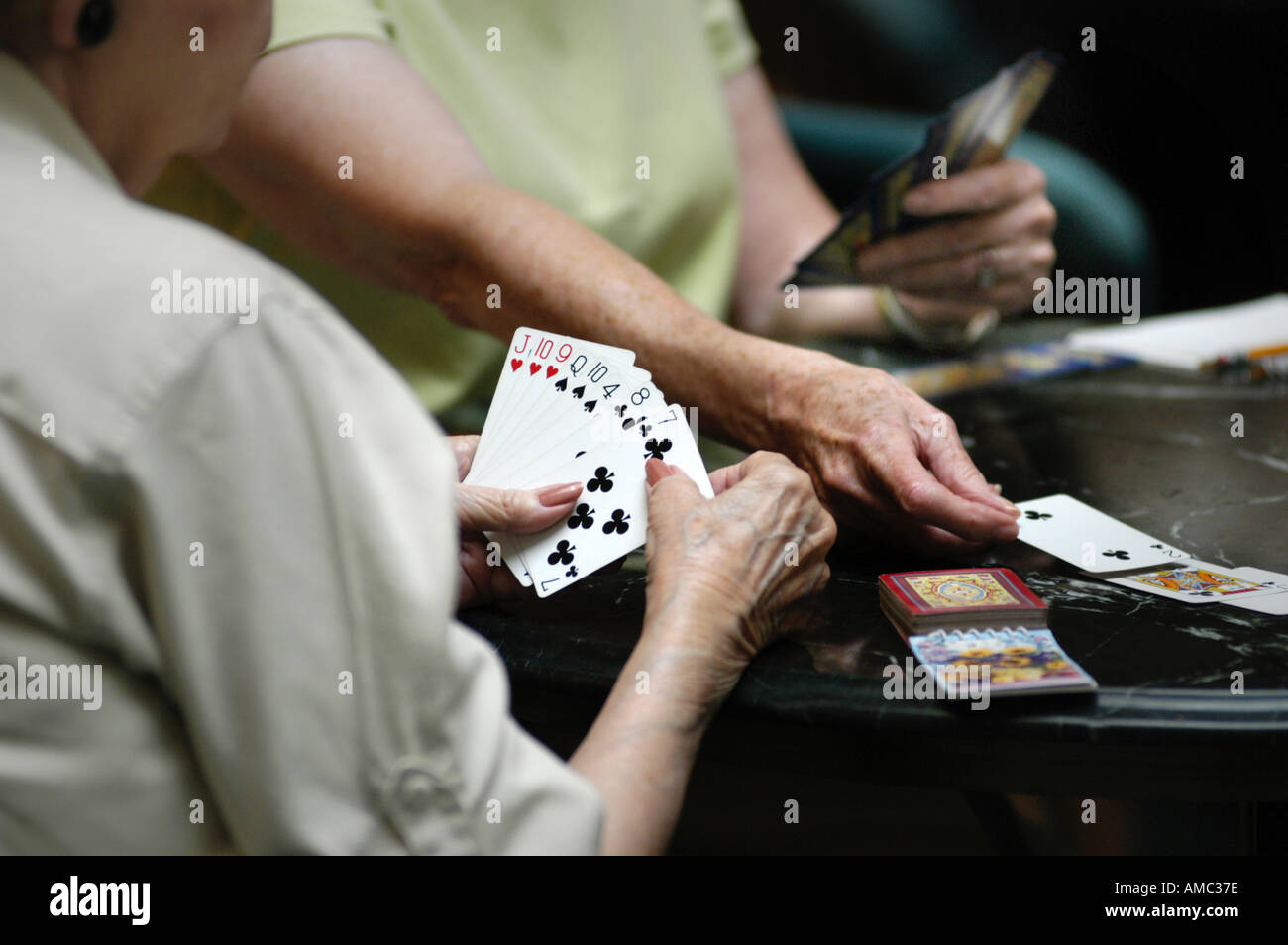 Women playing bridge hi-res stock photography and images - Alamy