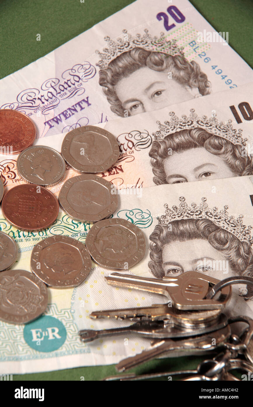 Bank notes, change and keys Stock Photo - Alamy