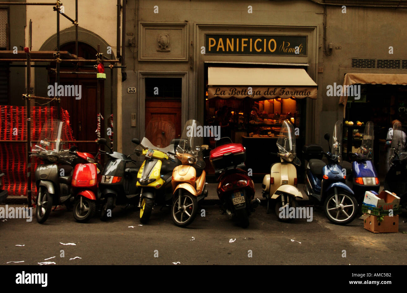 Italy city storefronts hi-res stock photography and images - Alamy