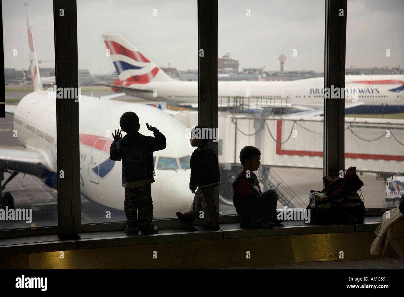 Children wave goodbye to departing aircraft at Heathrow airport Stock ...