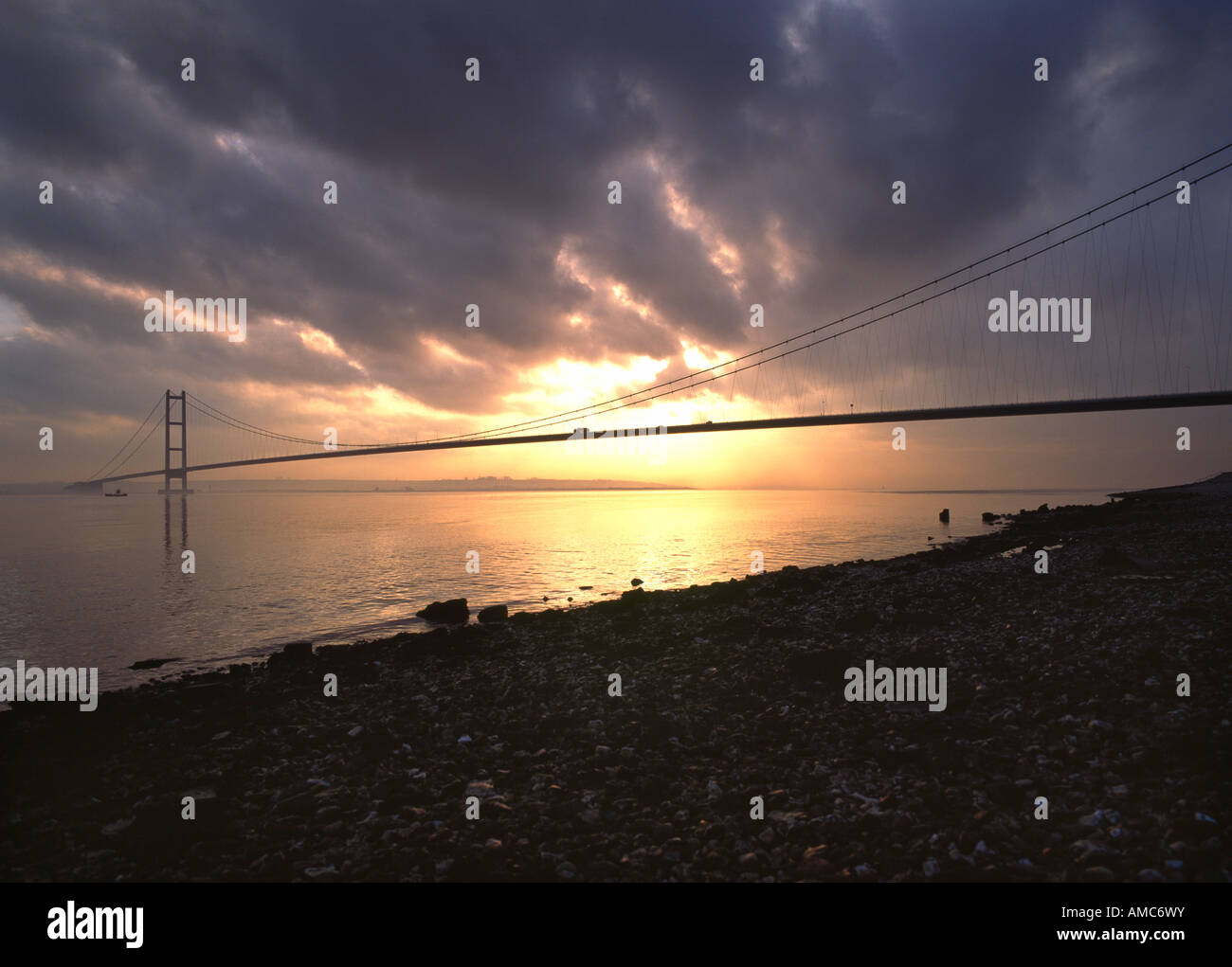 humber bridge, river humber, hull, england Stock Photo - Alamy
