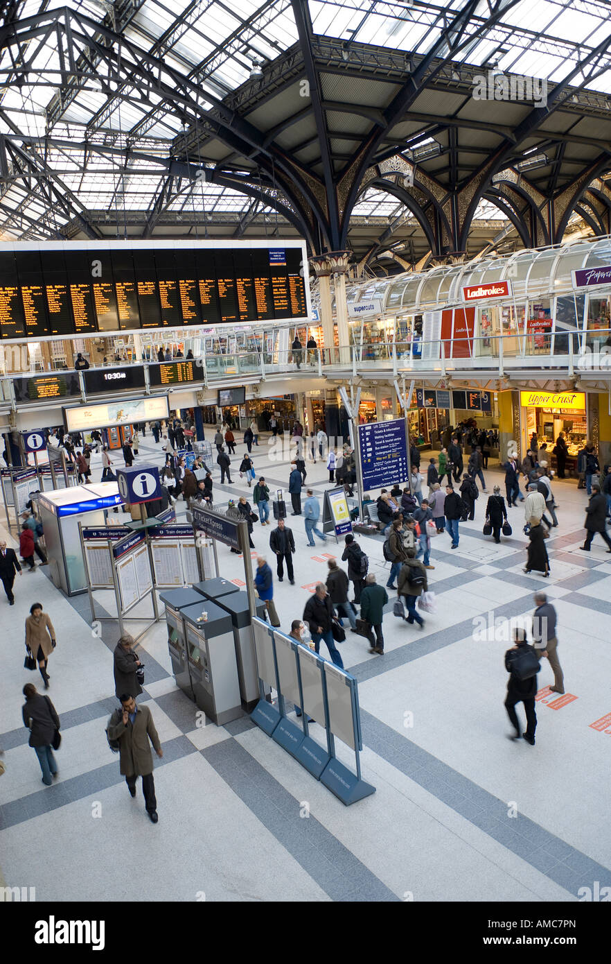 Liverpool station platform hi-res stock photography and images - Alamy