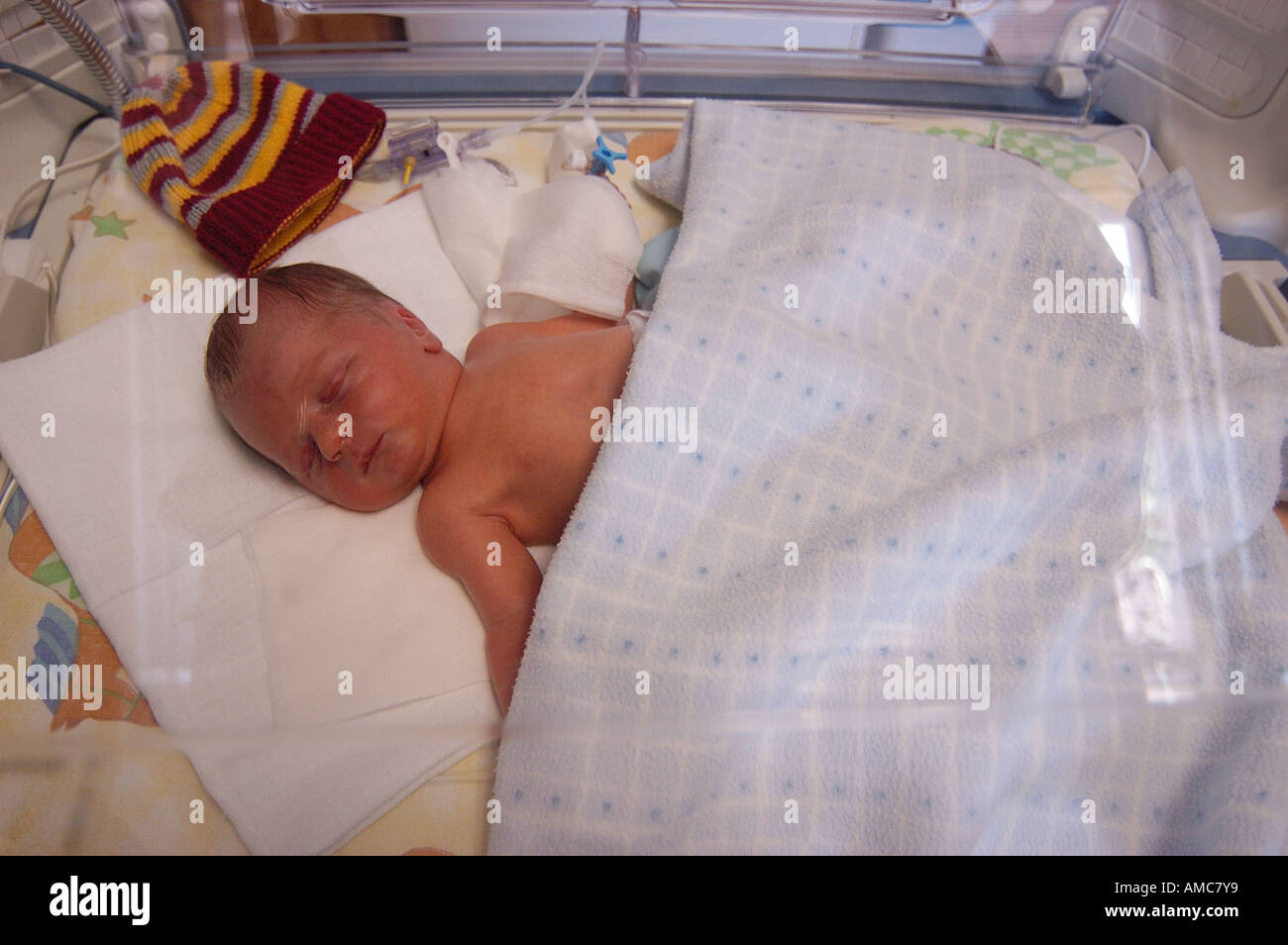 Neonatal unit incubators hi-res stock photography and images - Alamy