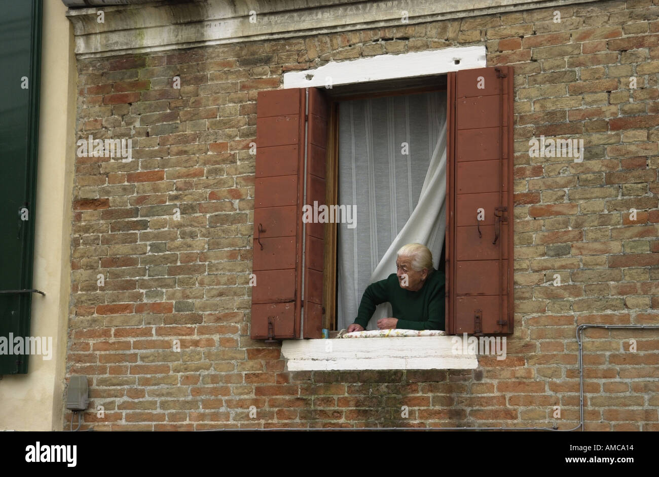 Venice italy look window hi-res stock photography and images - Alamy
