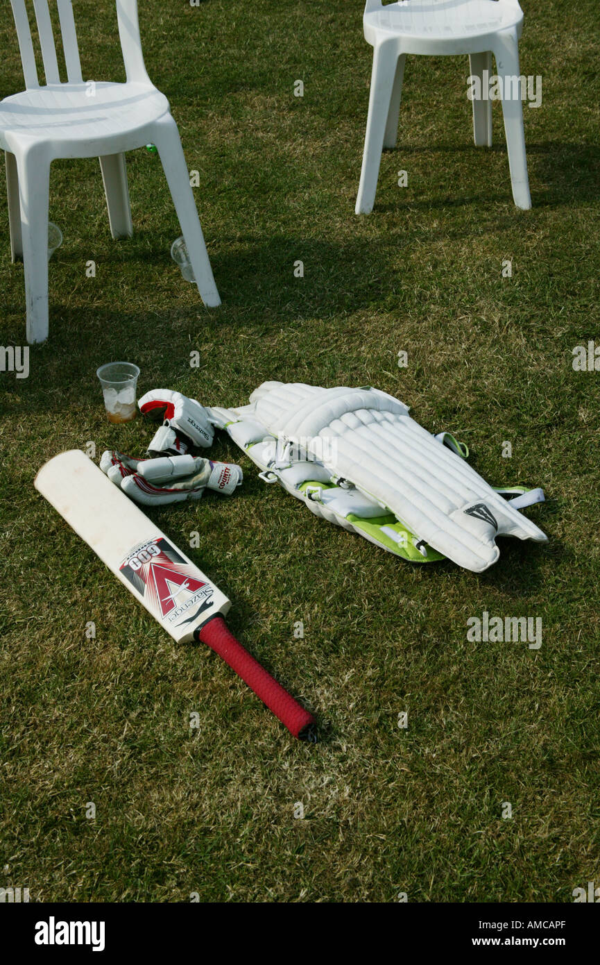 Cricket bat and pads Stock Photo - Alamy