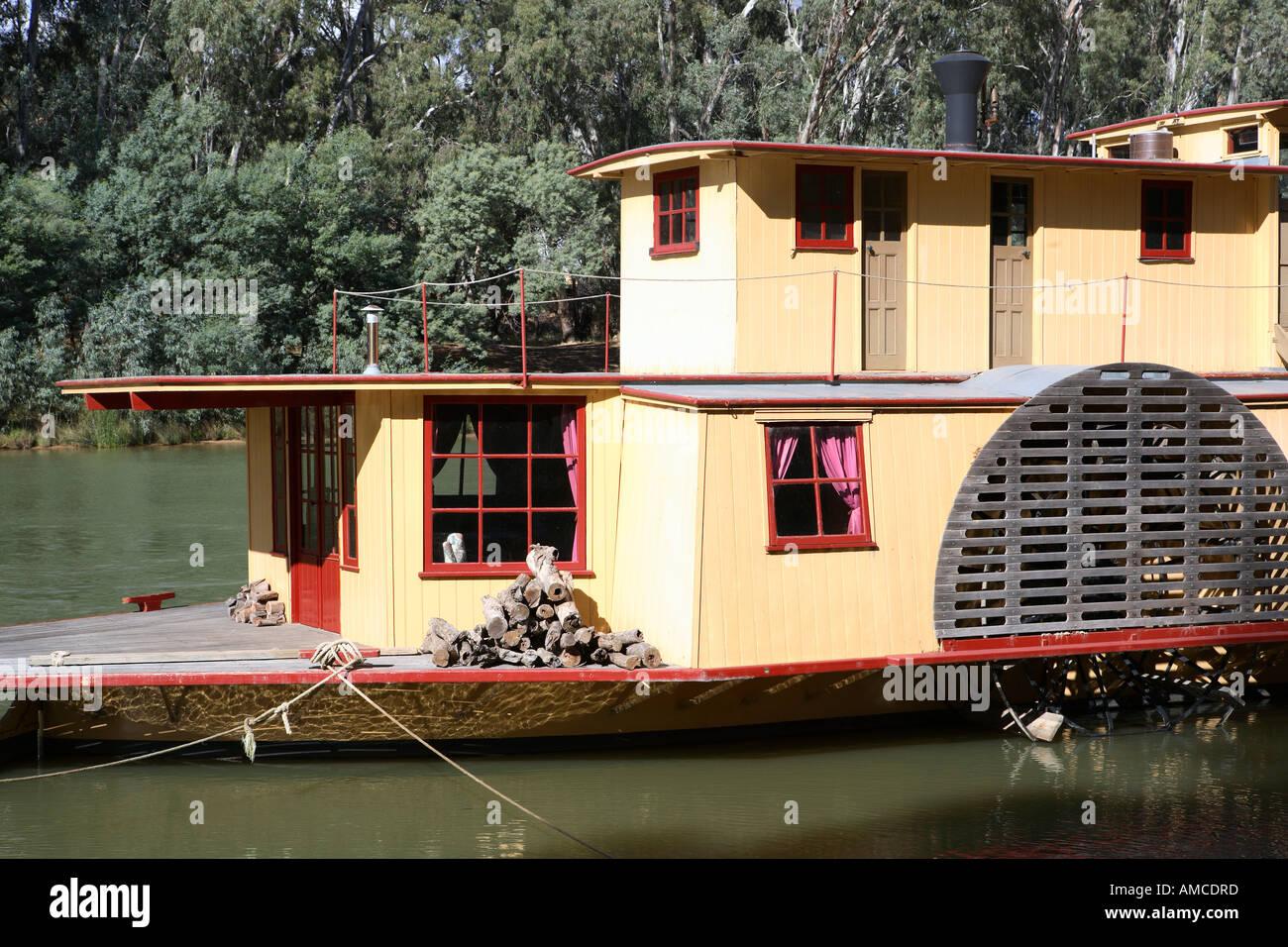 V1928 authentic historic australian houseboat hi-res stock photography ...