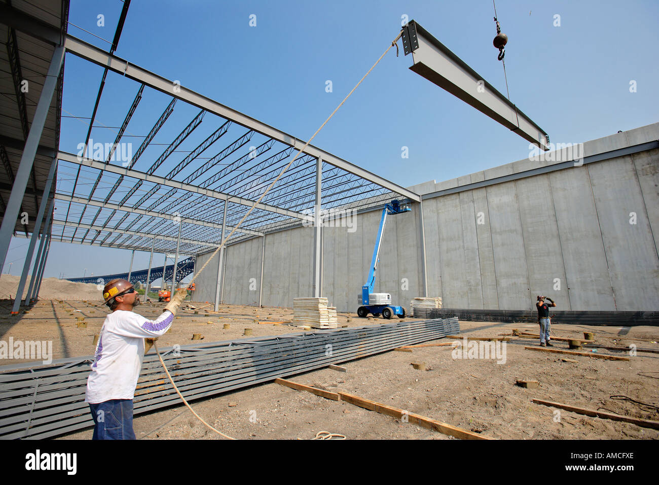 Steel Workers and Warehouse Construction Stock Photo - Alamy