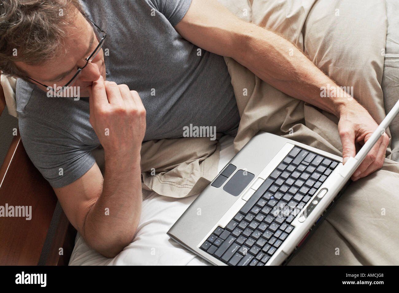 Online profile check hi-res stock photography and images - Alamy
