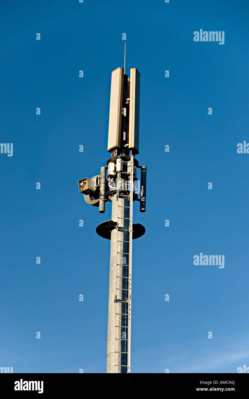 mobile telephone aerial and base station Stock Photo - Alamy