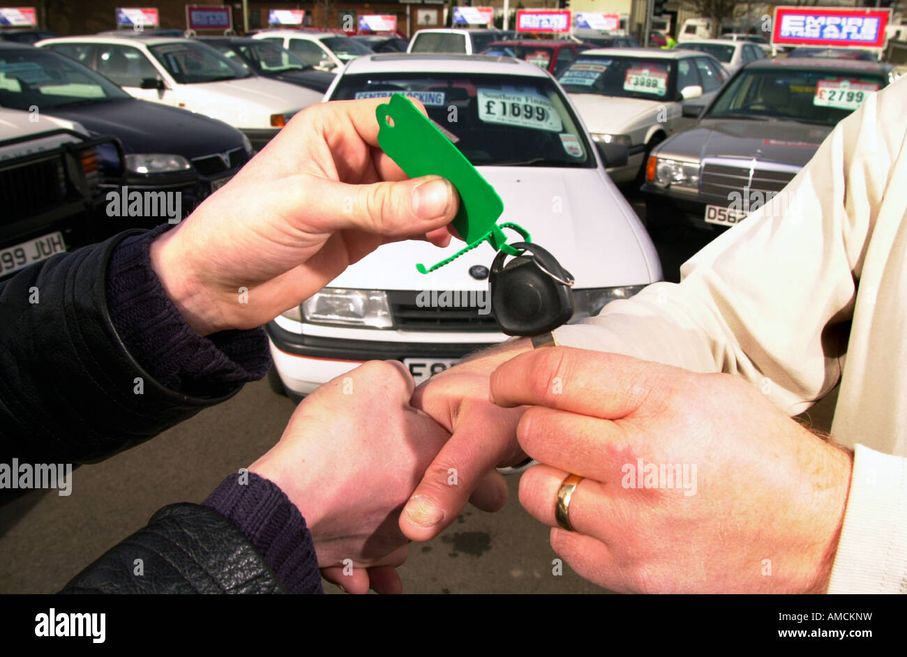 Car sale cash handshake hi-res stock photography and images - Alamy