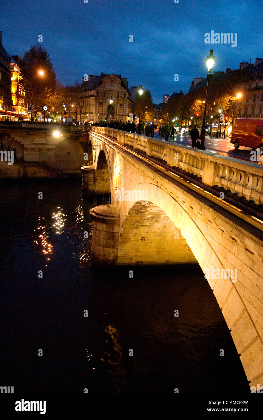 a bridge light up at night crossing the river seine in paris Stock ...