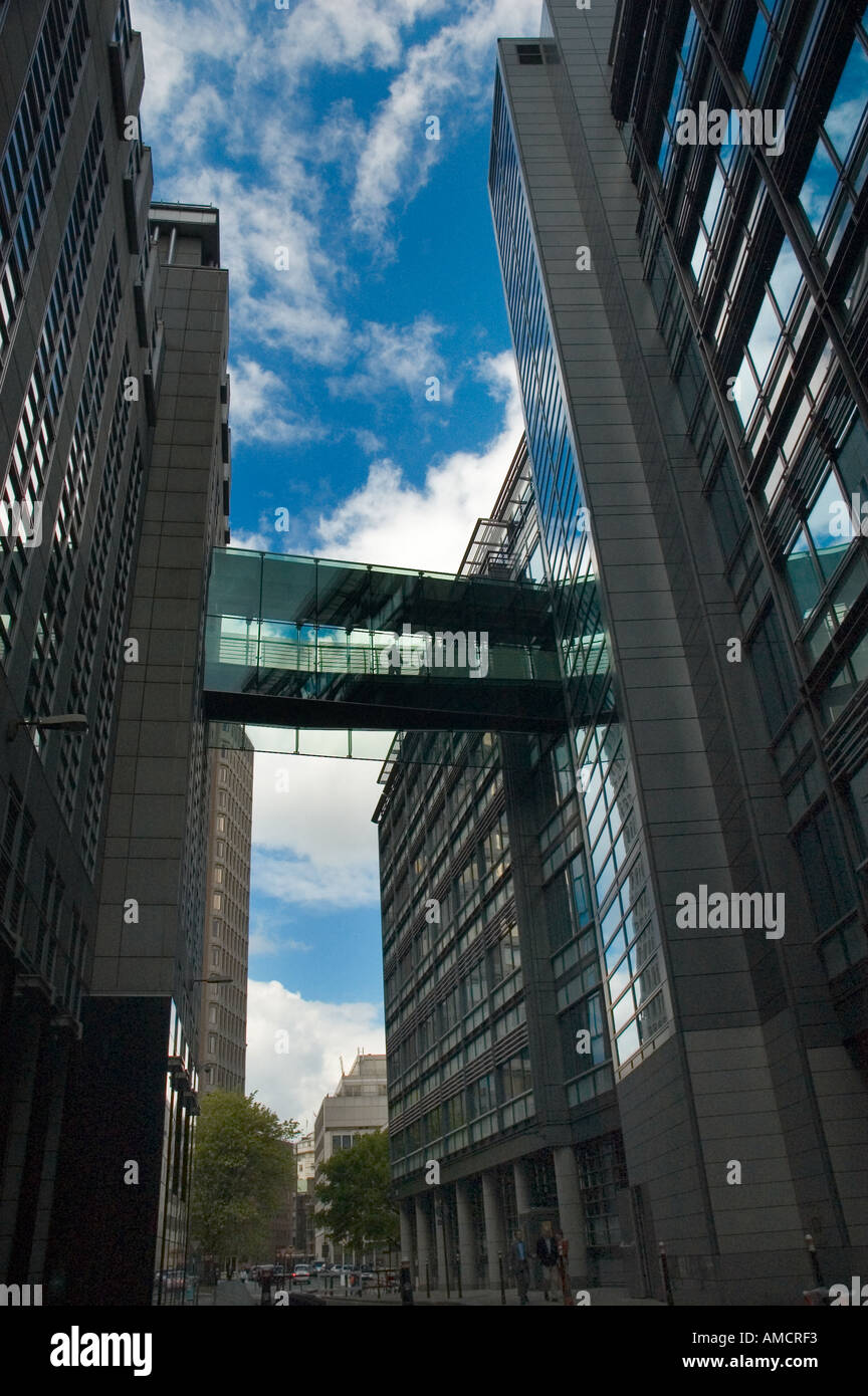 Skywalk between buildings hi-res stock photography and images - Alamy