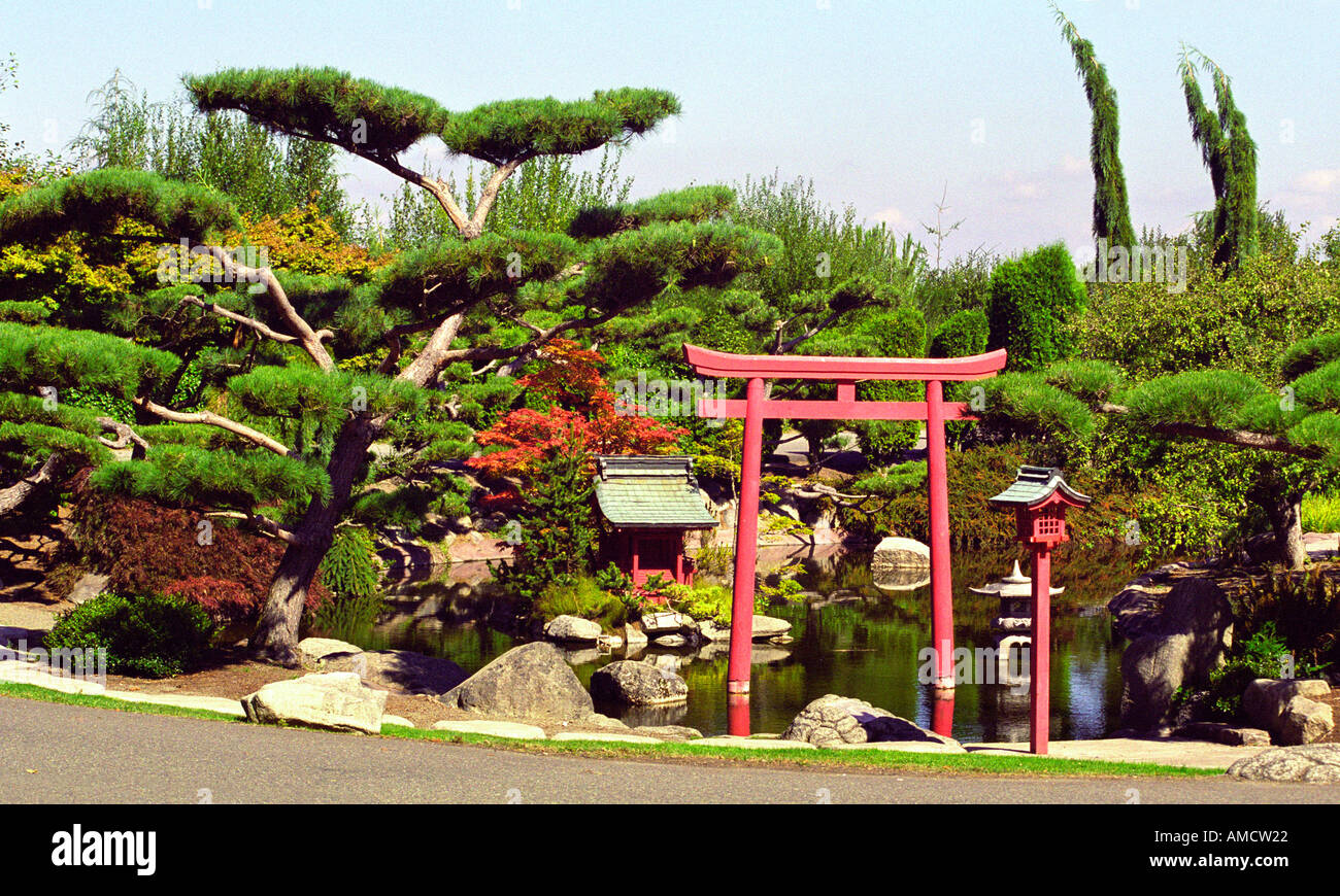 Point defiance pagoda hi-res stock photography and images - Alamy