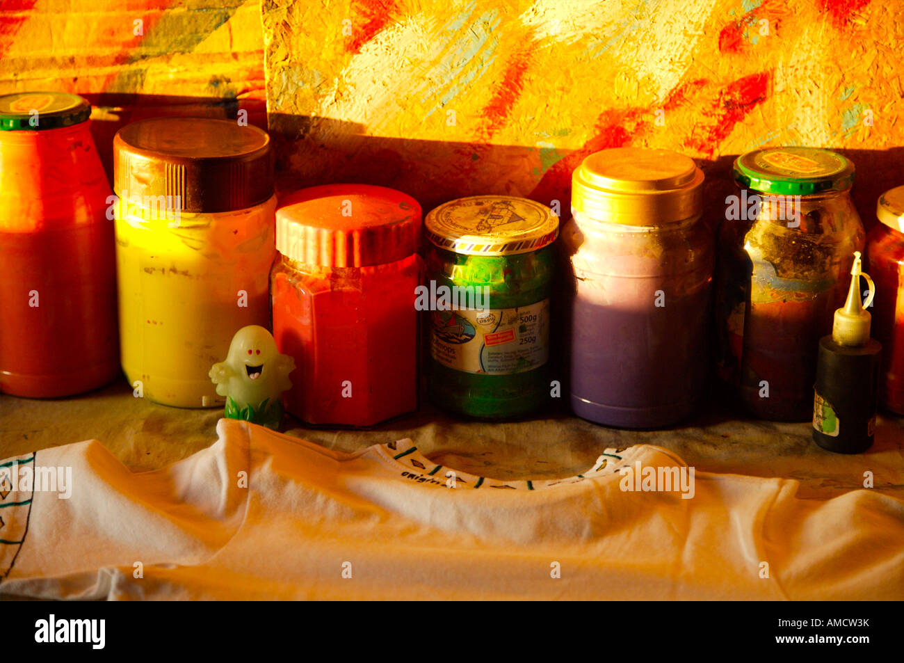 Row of paint pots hi-res stock photography and images - Alamy