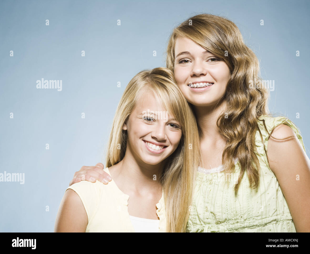 Embraced teenagers hi-res stock photography and images - Alamy