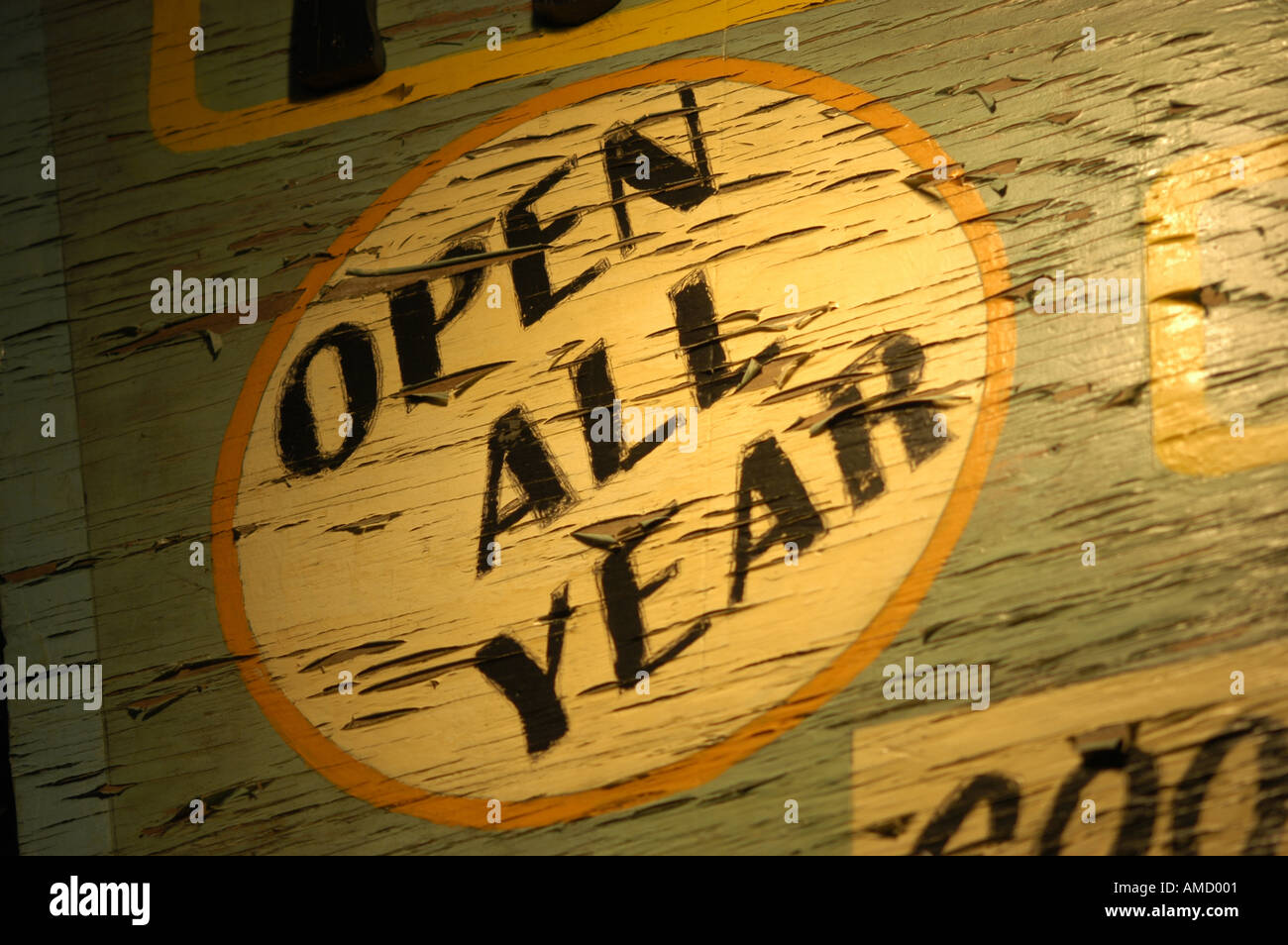 Sign OPEN ALL YEAR angled left Stock Photo - Alamy