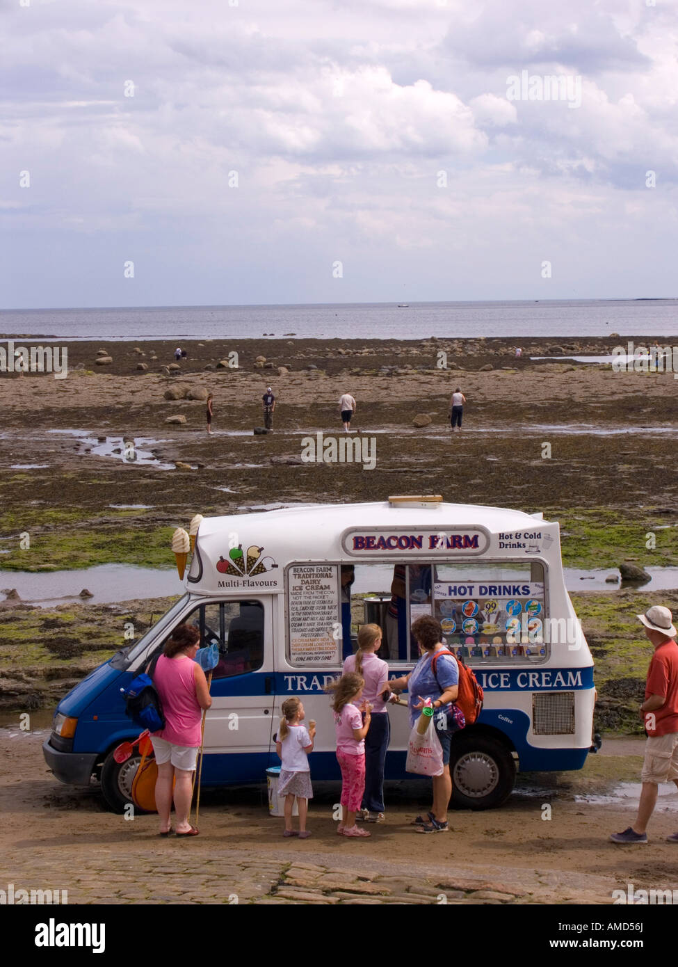 Family van beach hi-res stock photography and images - Alamy