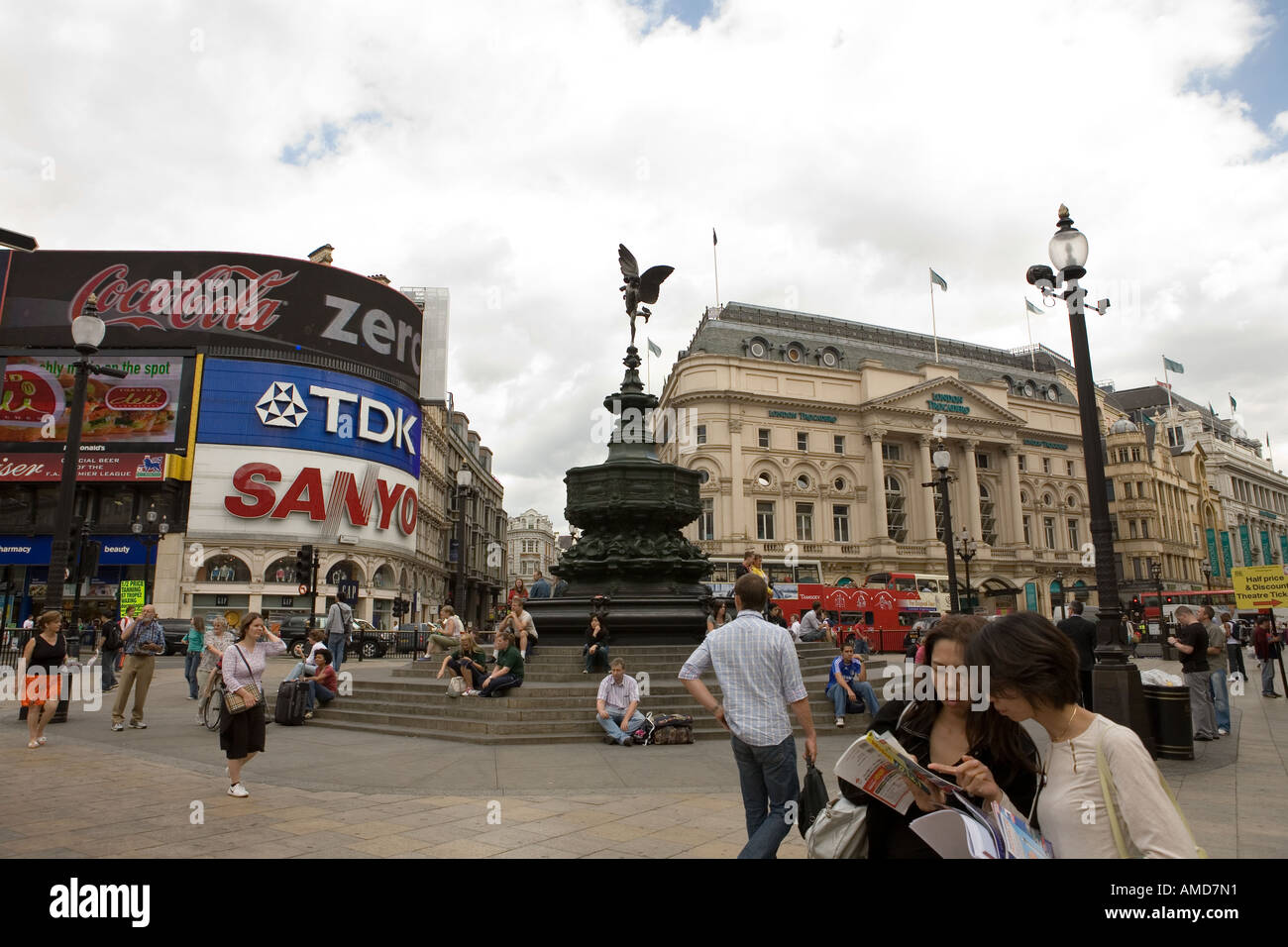 Tourists and shoppers mingle in London s Piccadilly Circus Stock Photo ...