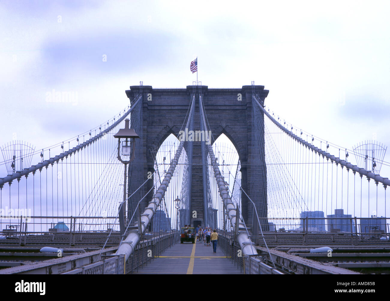 Brooklyn Bridge New York suspension cable perspective Stock Photo - Alamy