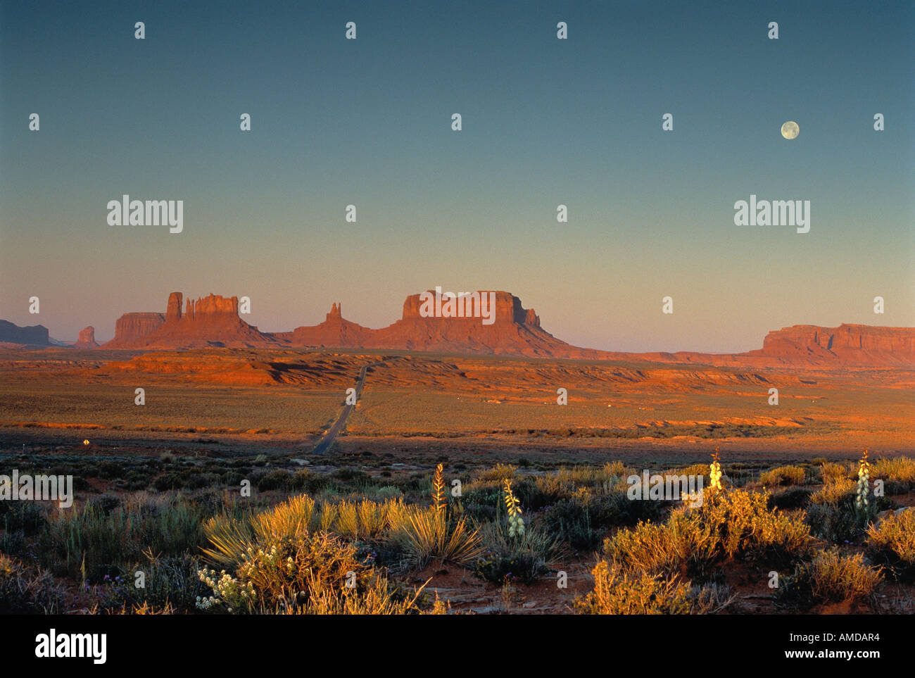 Full moon monument valley hi-res stock photography and images - Alamy
