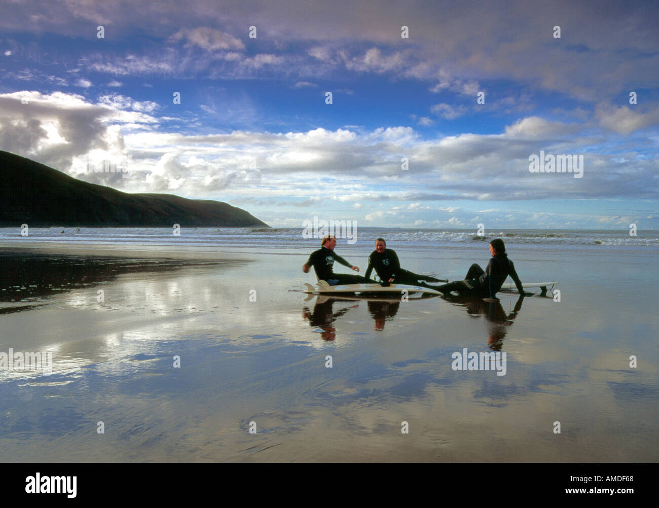 Surfers relaxing on Putsborough beach North Devon Stock Photo - Alamy