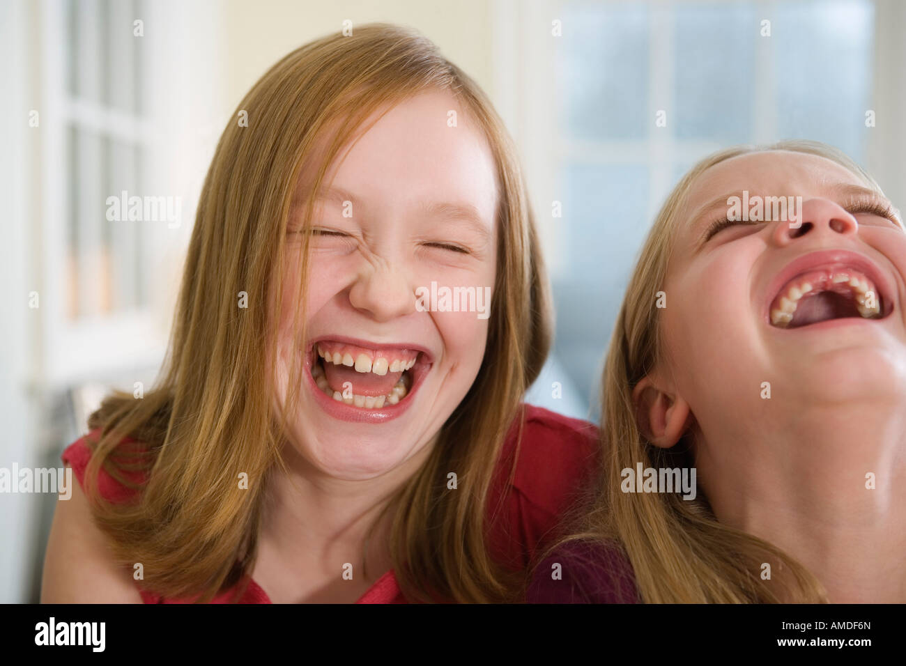 Close up of two sisters laughing Stock Photo - Alamy