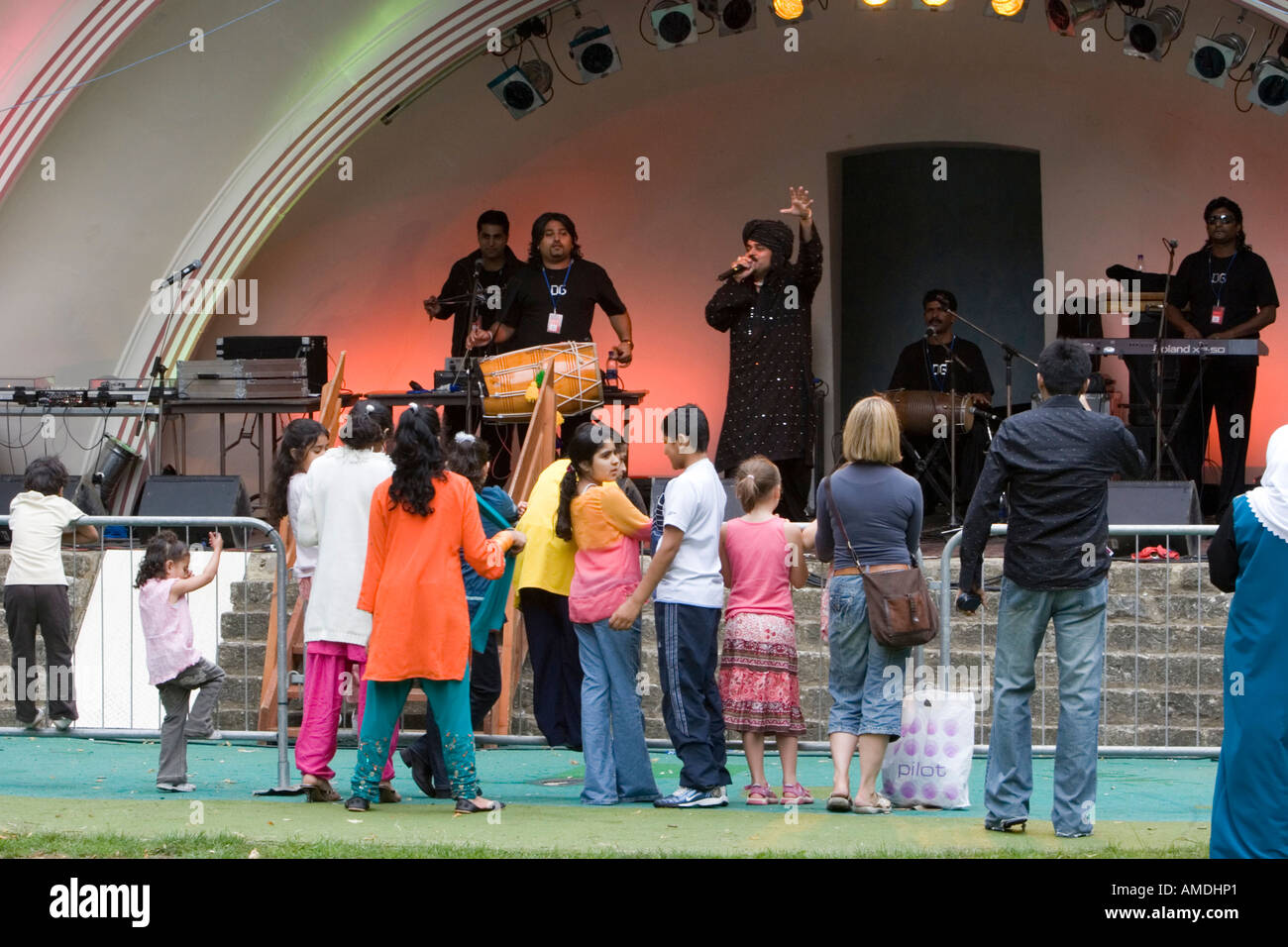 Slade band performing hi-res stock photography and images - Alamy