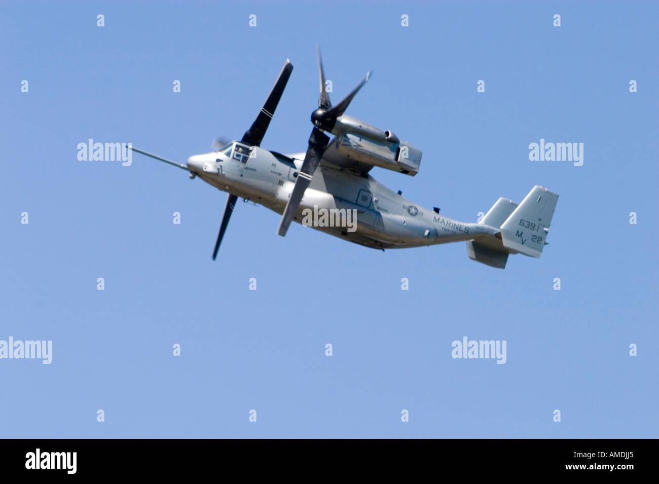 Bell Boeing V22 Osprey hybrid aircraft in action Stock Photo - Alamy