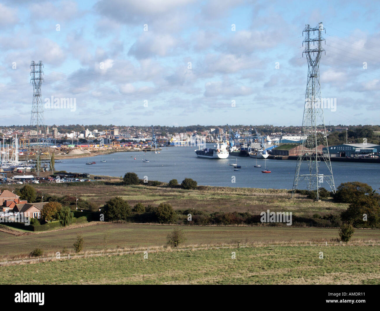 High voltage electricity pylons suffolk uk hi-res stock photography and ...