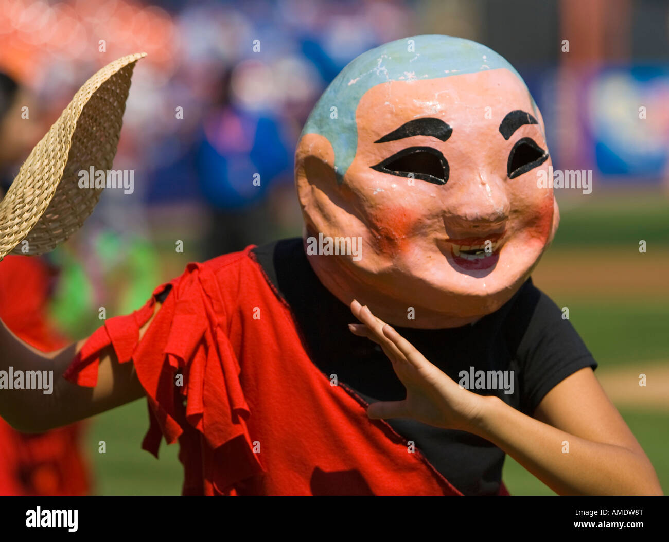 Taiwanese dancer wearing colorful mask Stock Photo - Alamy