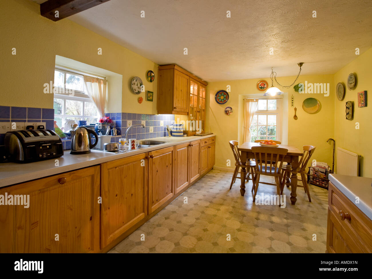 PINE KITTCHEN IN COUNTRY COTTAGE Stock Photo - Alamy