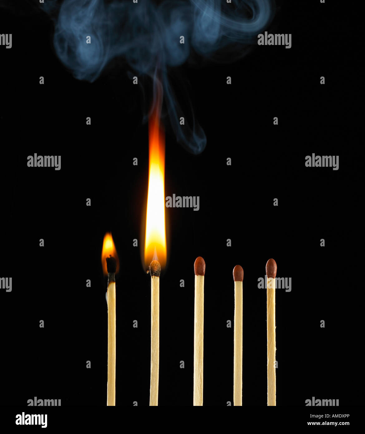 ROW OF FIVE MATCHES WITH TWO BURNING Stock Photo - Alamy