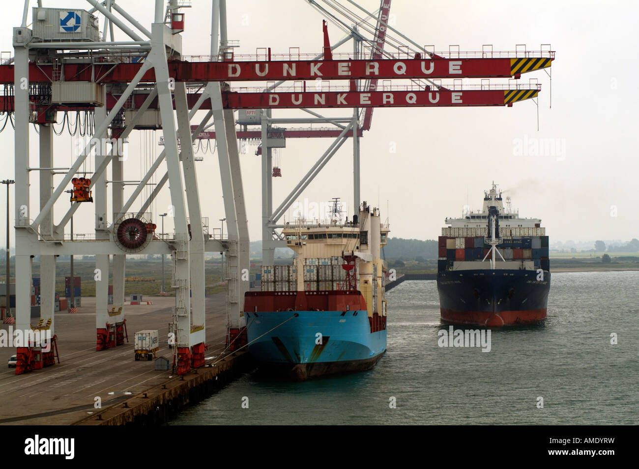 Ships on container port hi-res stock photography and images - Alamy